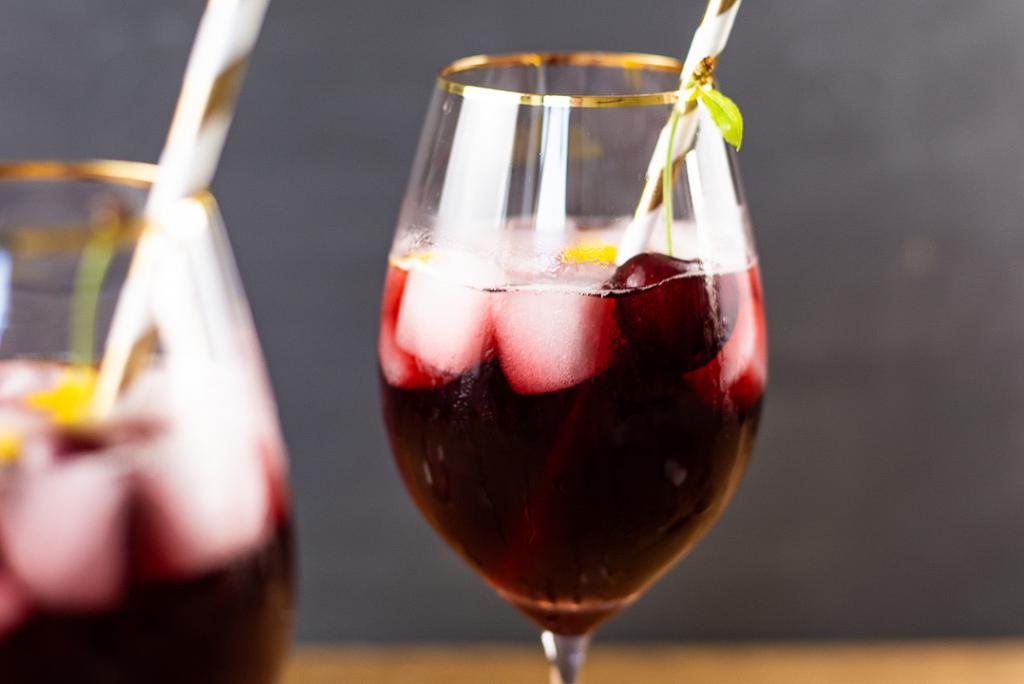 Very Cherry Cocktail mit Kirschsaft, Kirschwasser & Rum in 5 Minuten