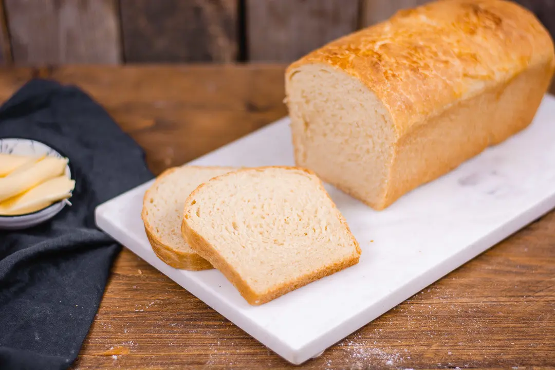 Toastbrot backen - Einfaches Rezept mit Zutaten aus der Vorratskammer