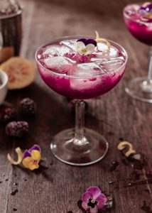 Ultra Violetter Aperitif mit Wodka & Veilchen in 5 Minuten
