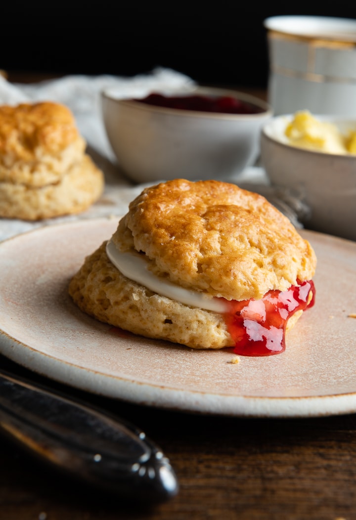 Original Scones Rezept aus 7 Zutaten mit Clotted Cream (Fluffig)