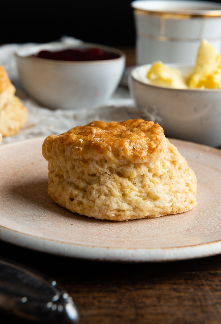 Original Scones Rezept aus 7 Zutaten mit Clotted Cream (Fluffig)