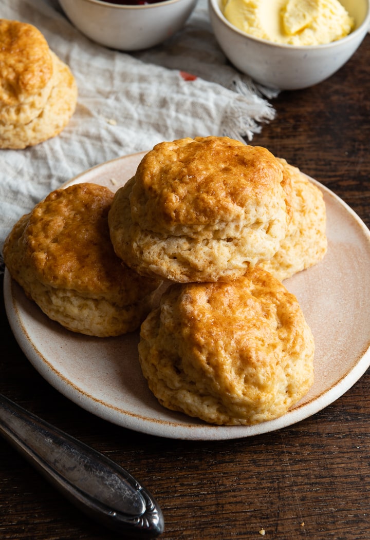 Original Scones Rezept aus 7 Zutaten mit Clotted Cream (Fluffig)