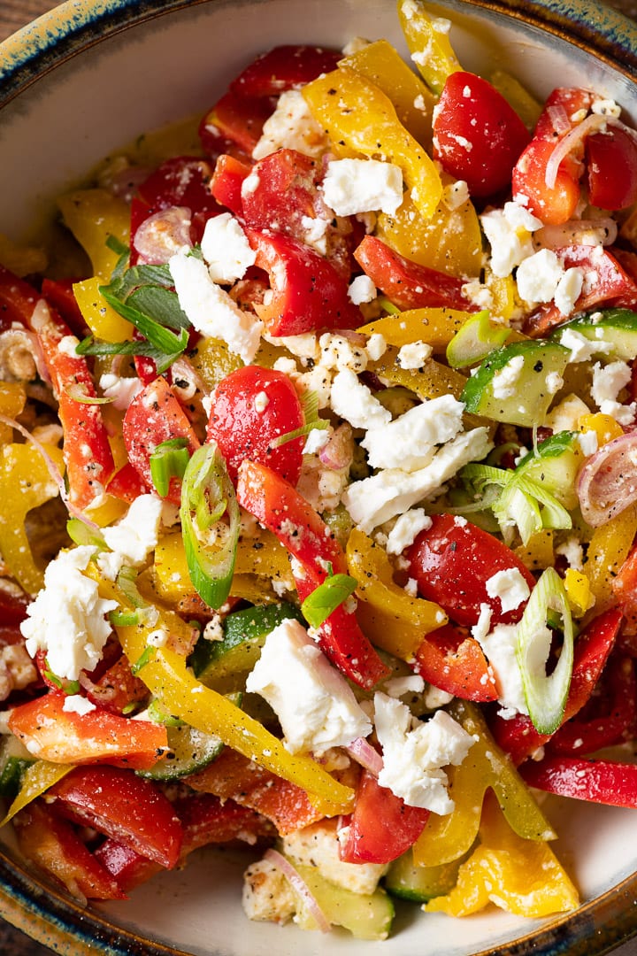 Bunter Paprikasalat mit Feta in 5 Minuten (Einfaches Dressing)