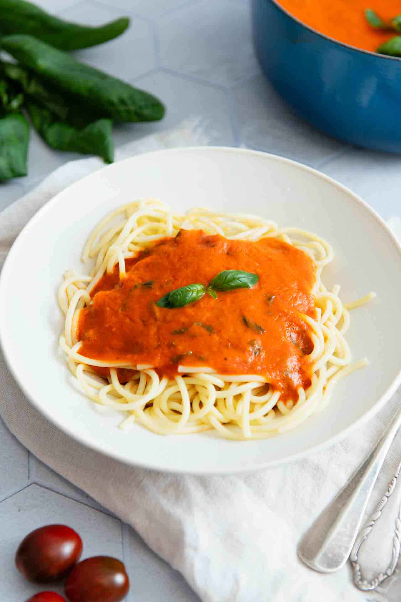 Tomatensauce aus frischen Tomaten mit Schale