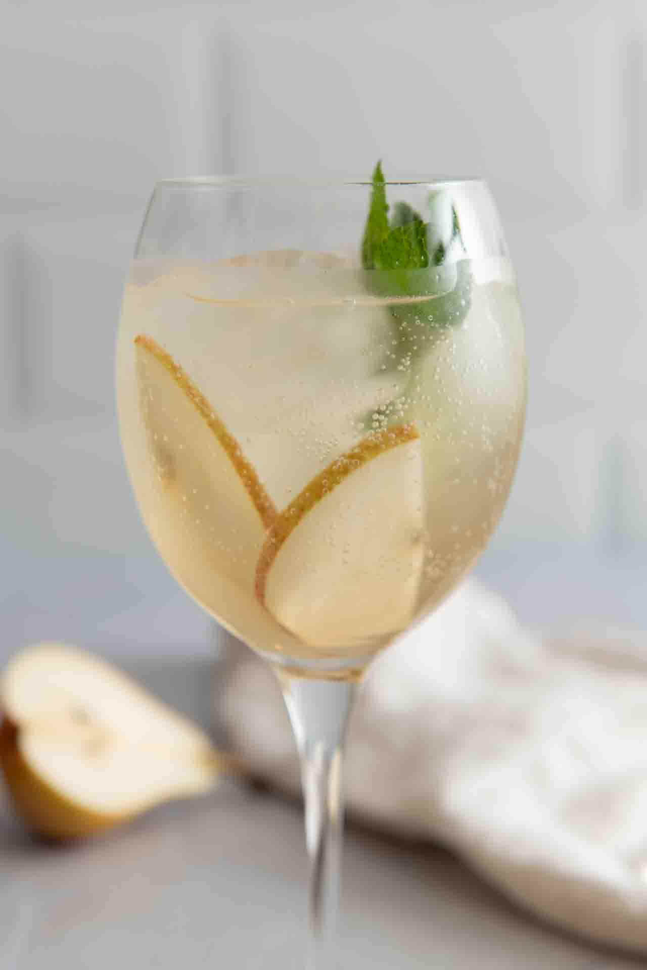 Fruchtiger Prosecco Cocktail mit Birne & Ingwer